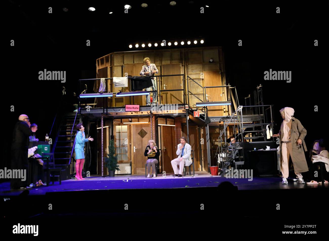 Gerrit Jansen als Regisseur, Nina Bruns als Regieassistentin, Constanze ...