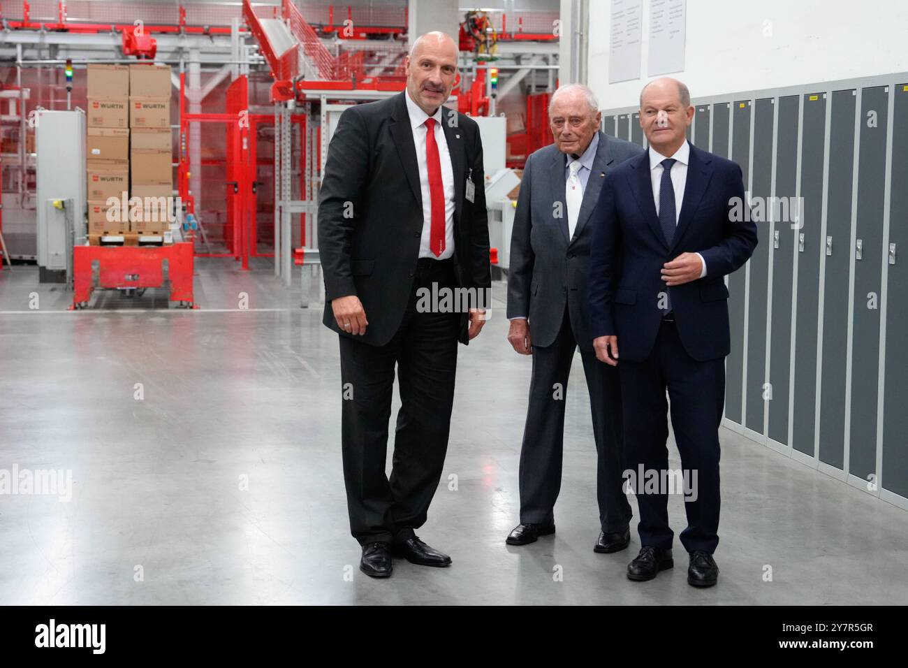 Bundeskanzler Scholz beischt das Logistikzentrum der Adolf Würth GmbH ...