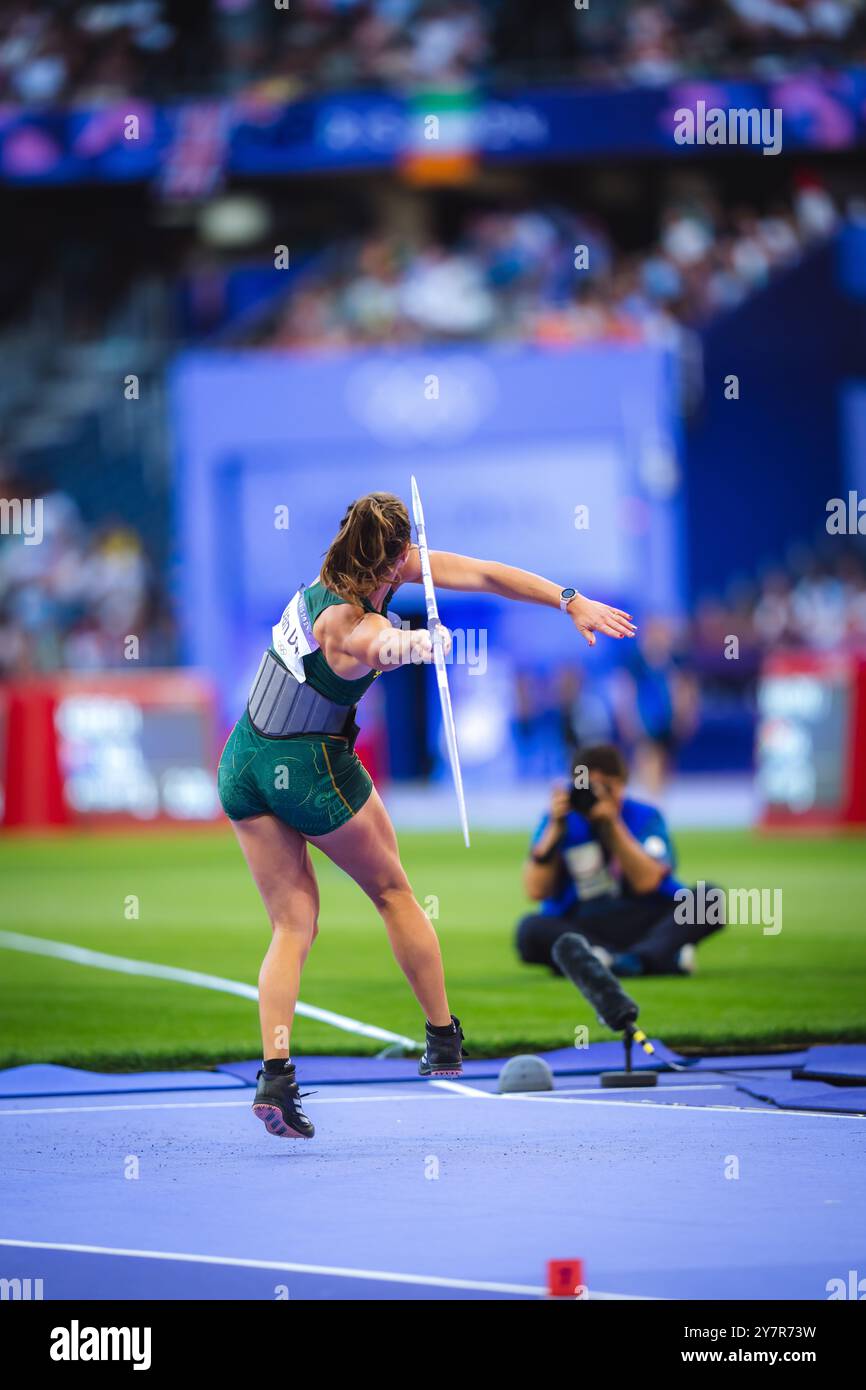 Das Innere des Stade de France mit den Olympischen Ringen und der Box mit den Zuschauern während ...