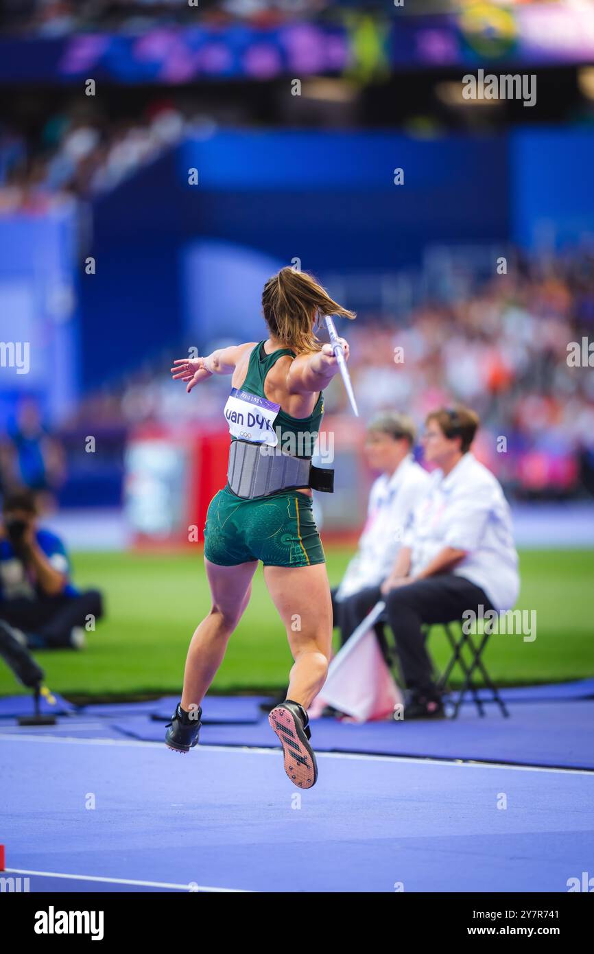 Das Innere des Stade de France mit den Olympischen Ringen und der Box mit den Zuschauern während ...