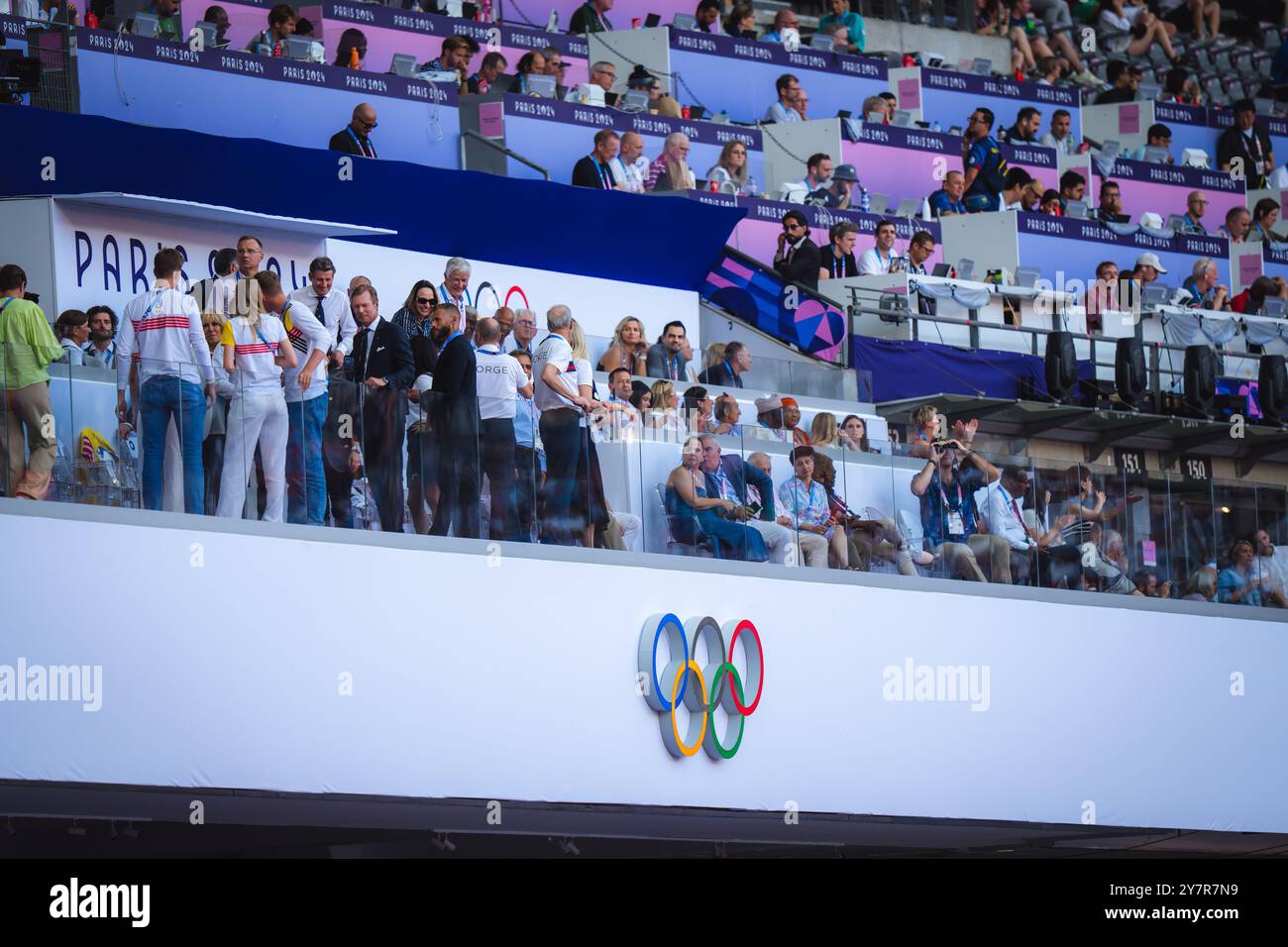 Das Innere des Stade de France mit den Olympischen Ringen und der Box mit den Zuschauern während ...