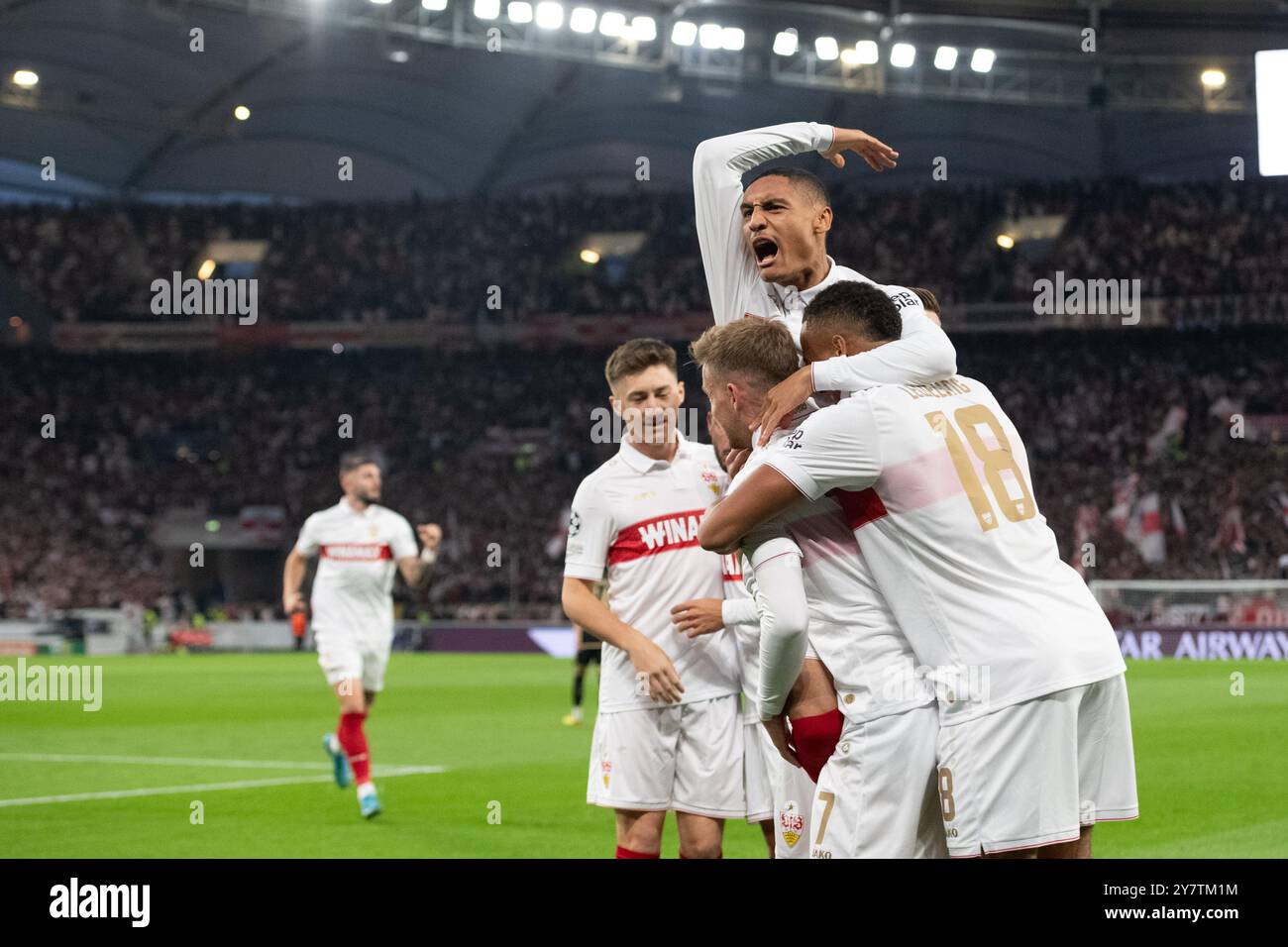 Tor zum 1:0 durch Enzo Millot (VfB Stuttgart, #08) jubel mit Deniz Undav (VfB Stuttgart #26 ...