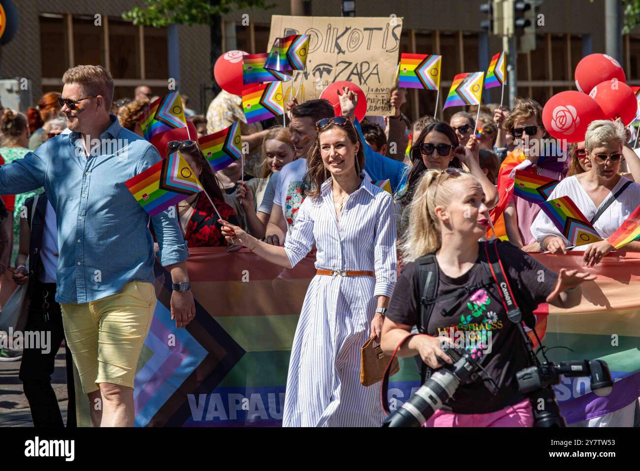 Sanna Marin, Antti Lindtman und andere SDP-Politiker bei der Helsinki ...
