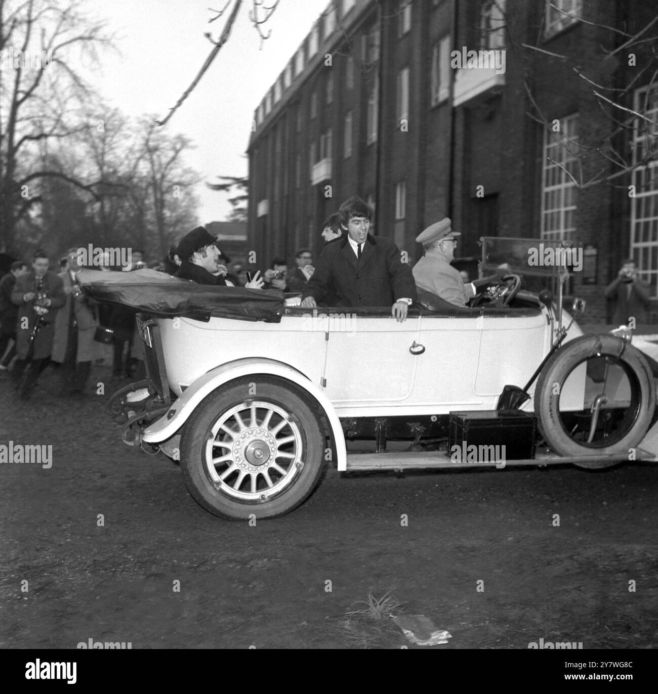 Die Beatles werden in einem alten Rolls Royce mitgenommen - von links ...