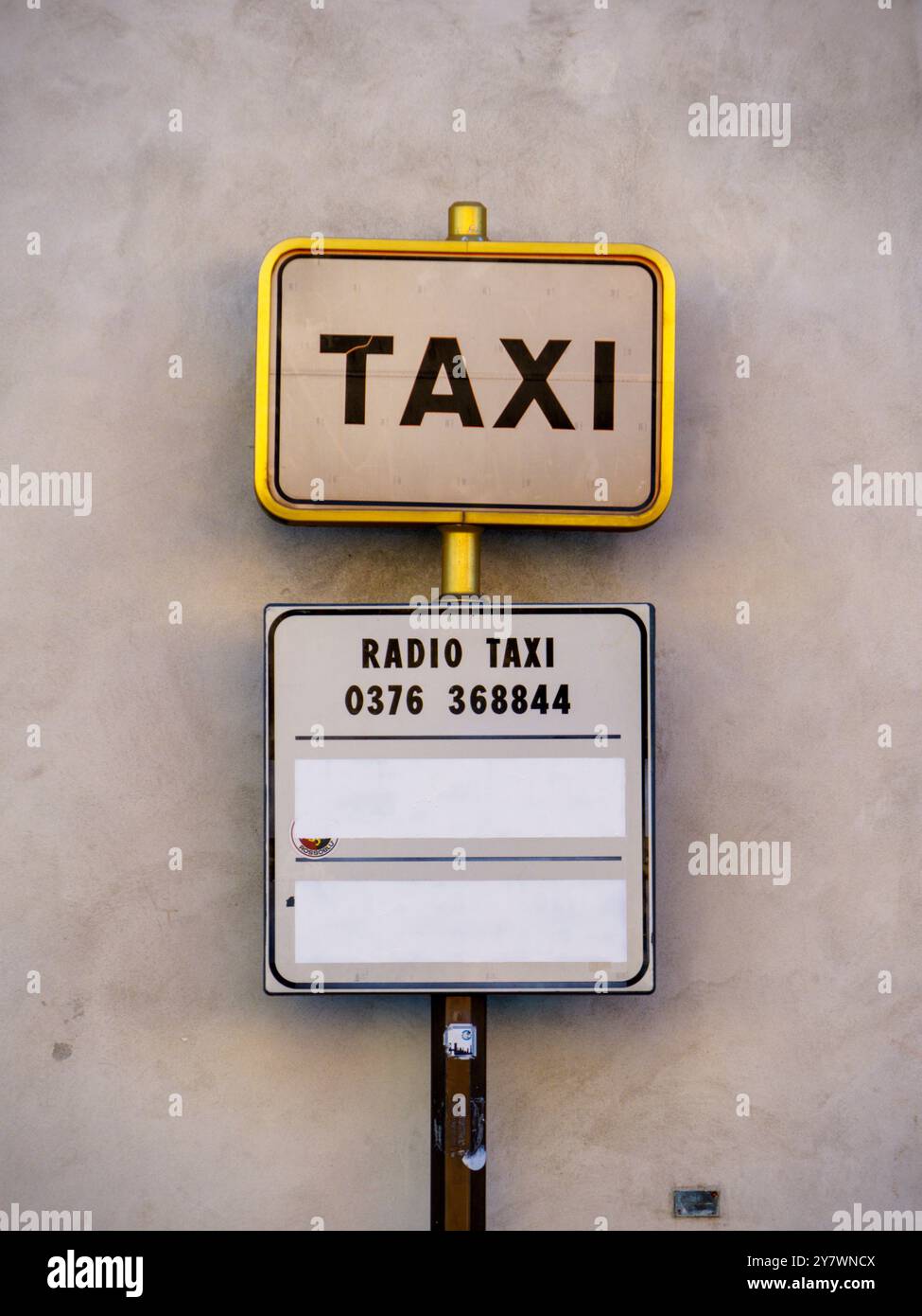 Mantua, Italien 30. September 2024 ein altes Taxischild hängt an einer ...