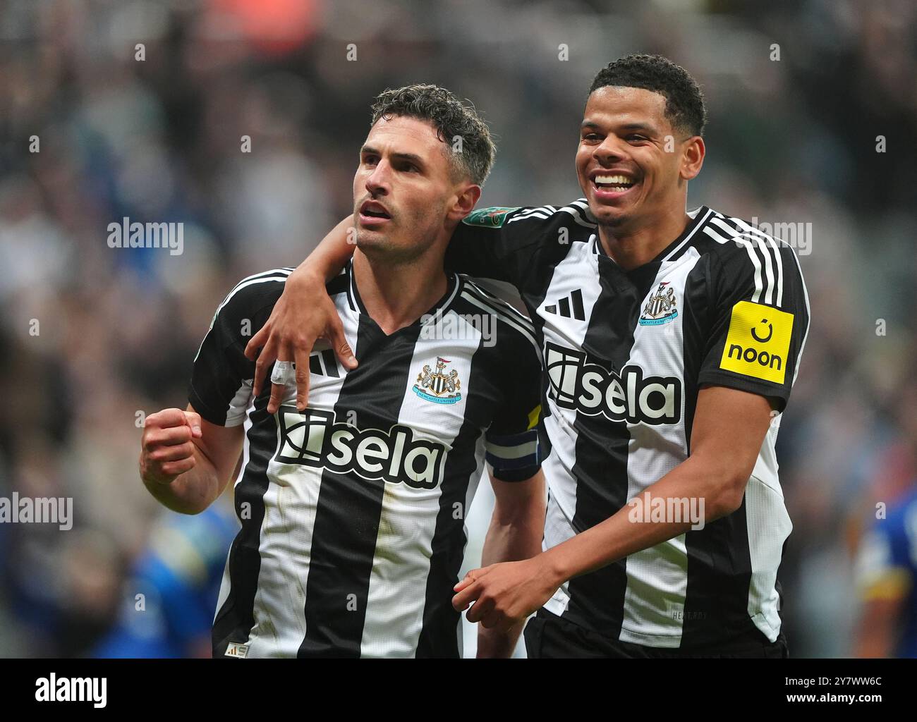 Fabian Schar von Newcastle United feiert das erste Tor ihrer Mannschaft ...