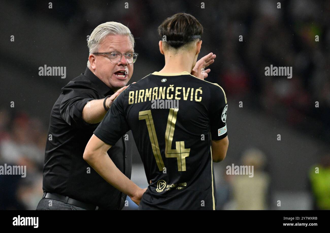 Trainer Lars Friis AC Sparta Praha Prag am Spielfeldrand im gespraech ...