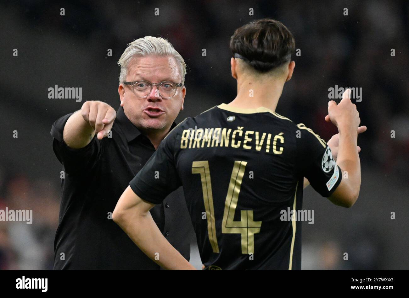 Trainer Lars Friis AC Sparta Praha Prag am Spielfeldrand im gespraech ...