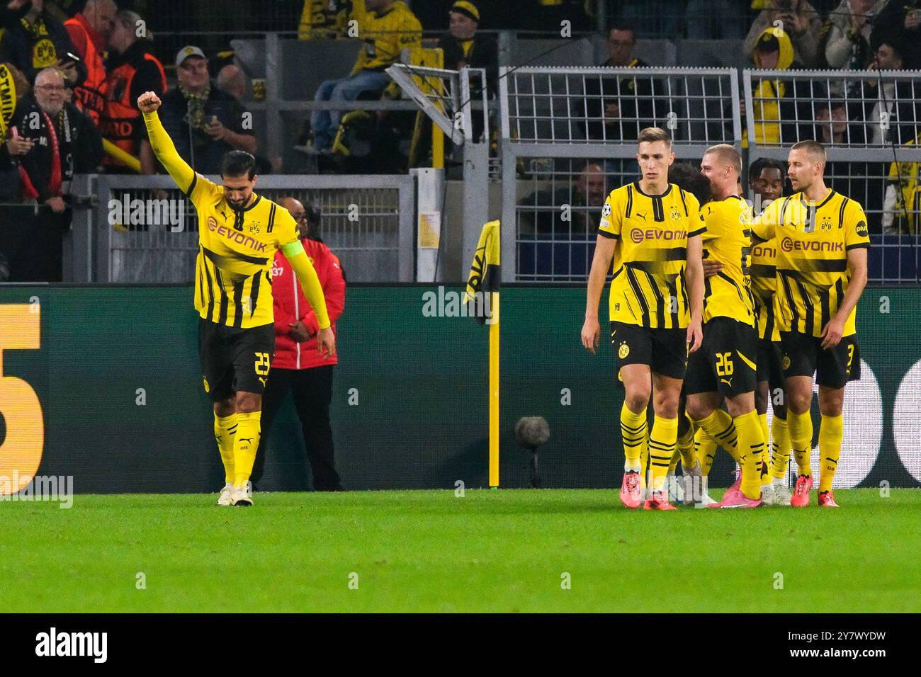 Karim Adeyemi (Borussia Dortmund, #27) und Team bejubeln das Tor zum 5: ...