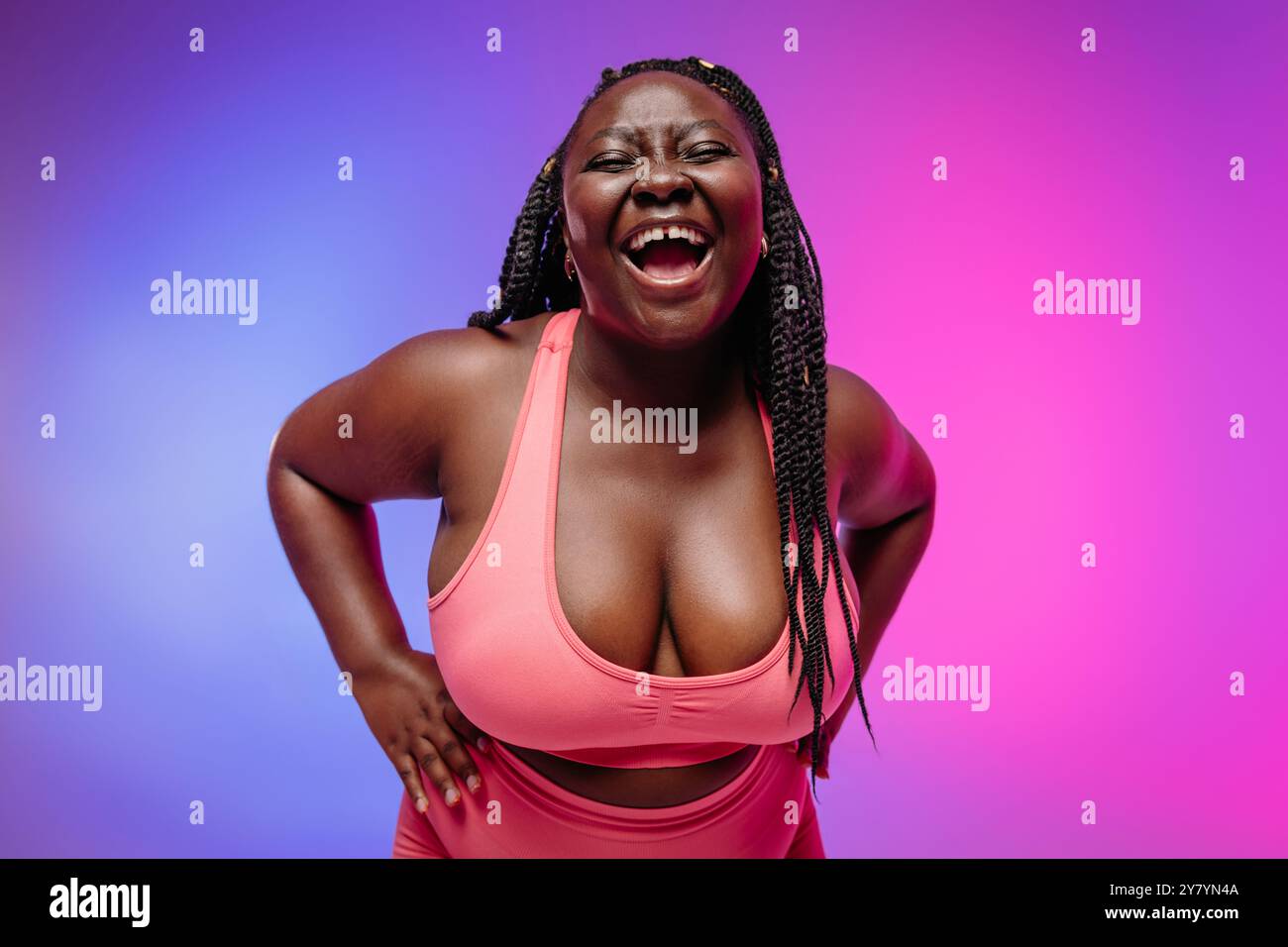 Kurvige frauen -Fotos und -Bildmaterial in hoher Auflösung – Alamy