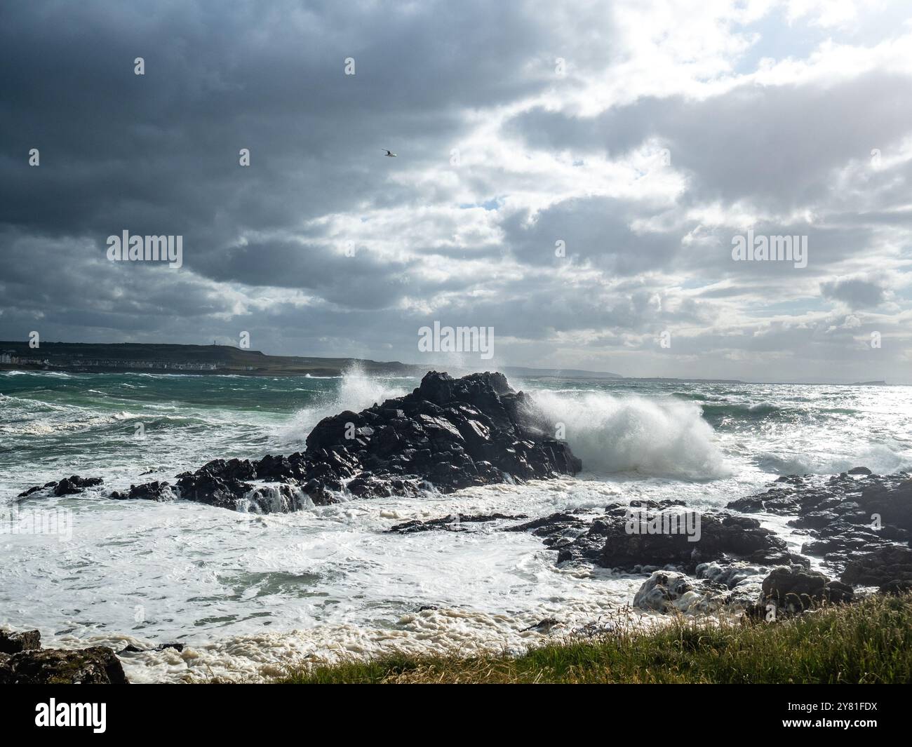 Ballintoy, Irland. Juli 2024. Ein Felsen wird von starken Wellen ...