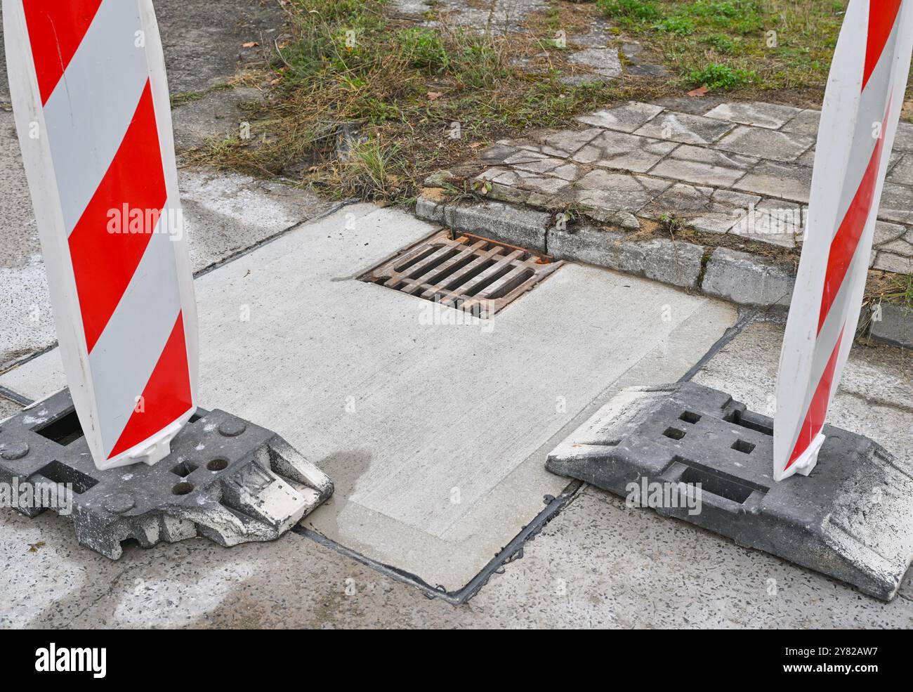 02. Oktober 2024, Brandenburg, Eisenhüttenstadt: Auf einer Straße in ...