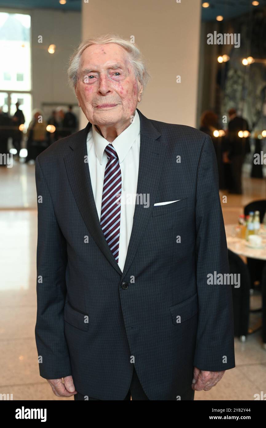 Der Kölner Sänger Ludwig Sebus trägt sich anlässlich seines 99 ...