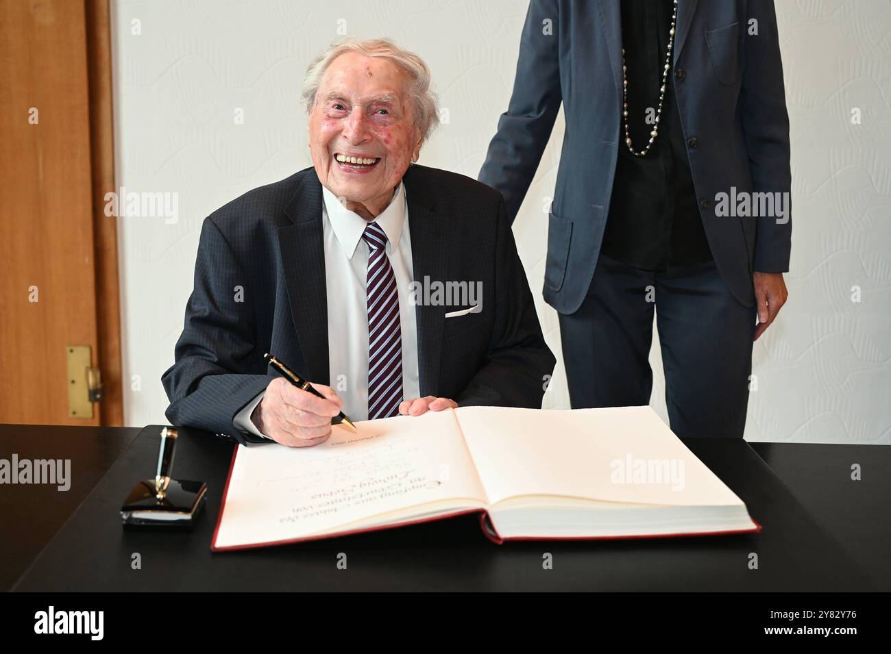 Der Kölner Sänger Ludwig Sebus trägt sich anlässlich seines 99 ... Der Kölner Sänger Ludwig Sebus trägt sich anlässlich seines 99 ...