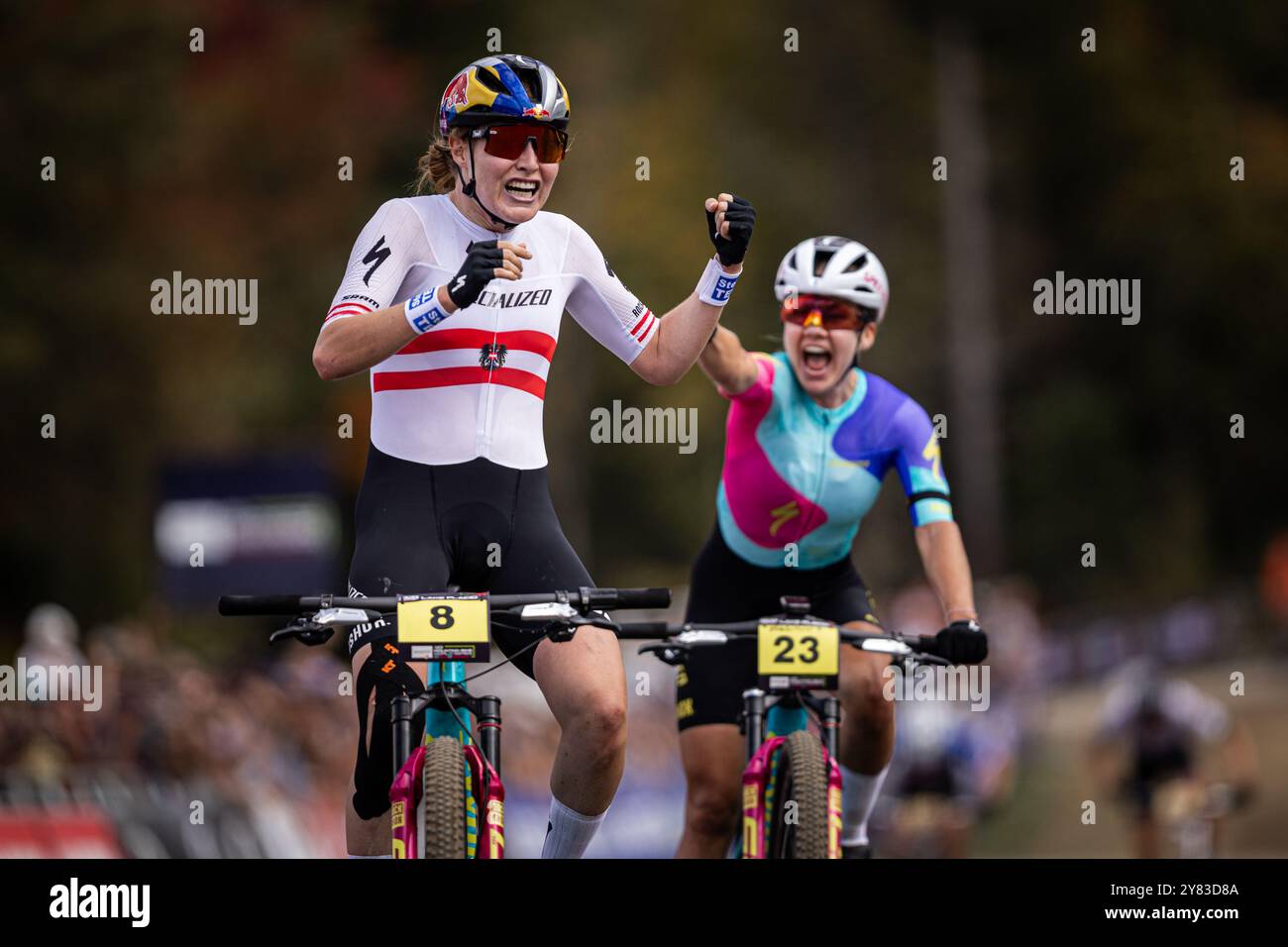 Laura Stigger aus Österreich feiert den Sieg nach der UCI Cross Country ...