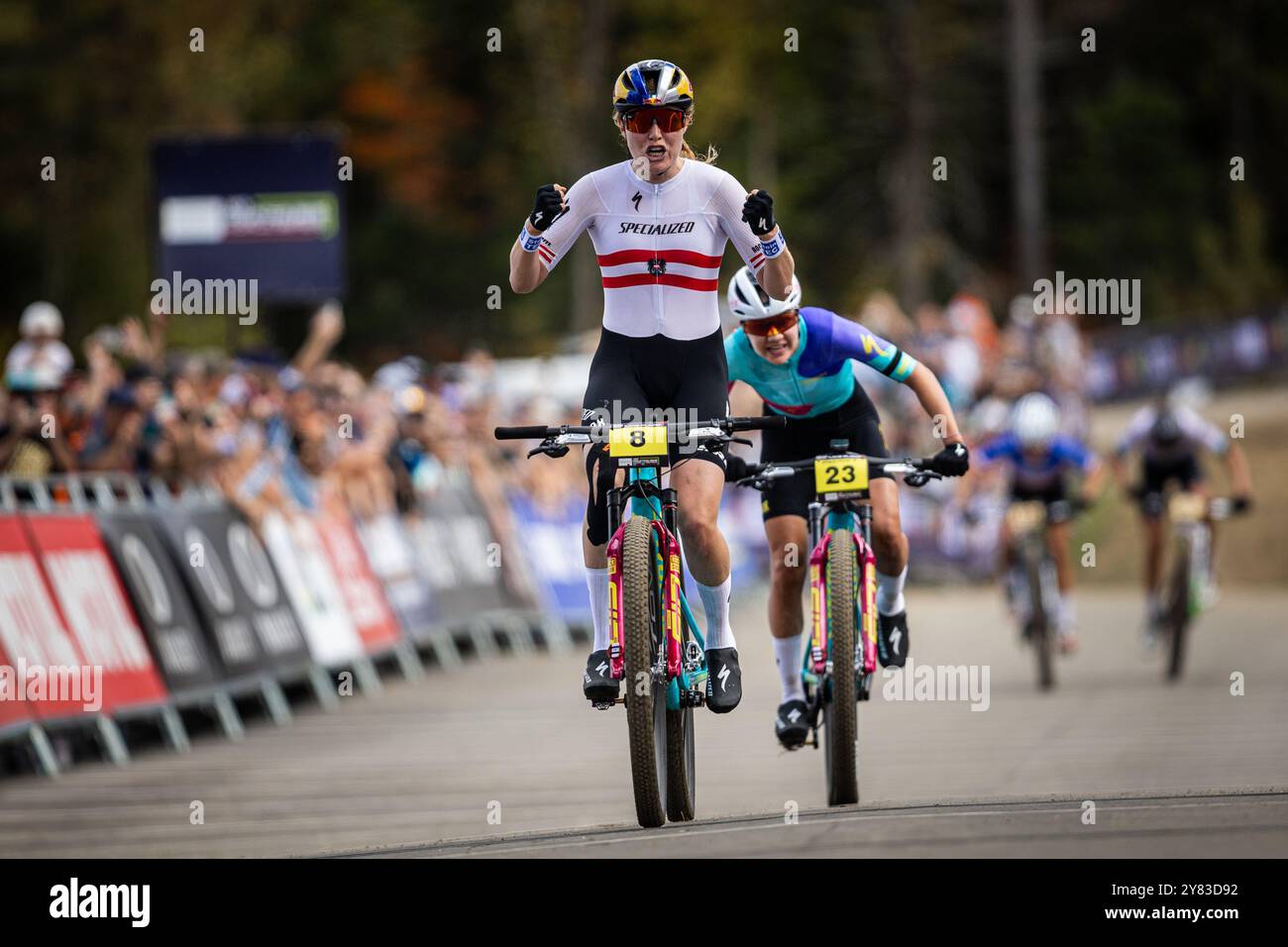 Laura Stigger aus Österreich feiert den Sieg nach der UCI Cross Country ...
