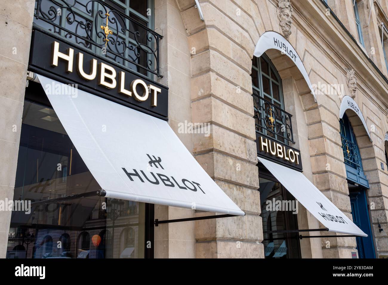 Schild und Logo der Boutique Hublot am Place Vendôme in Paris. Hublot ...