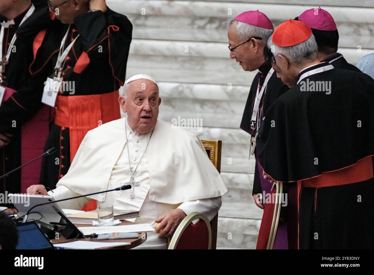 Erste Generalkongregation der Synode in der Halle von Paul VI. In ...