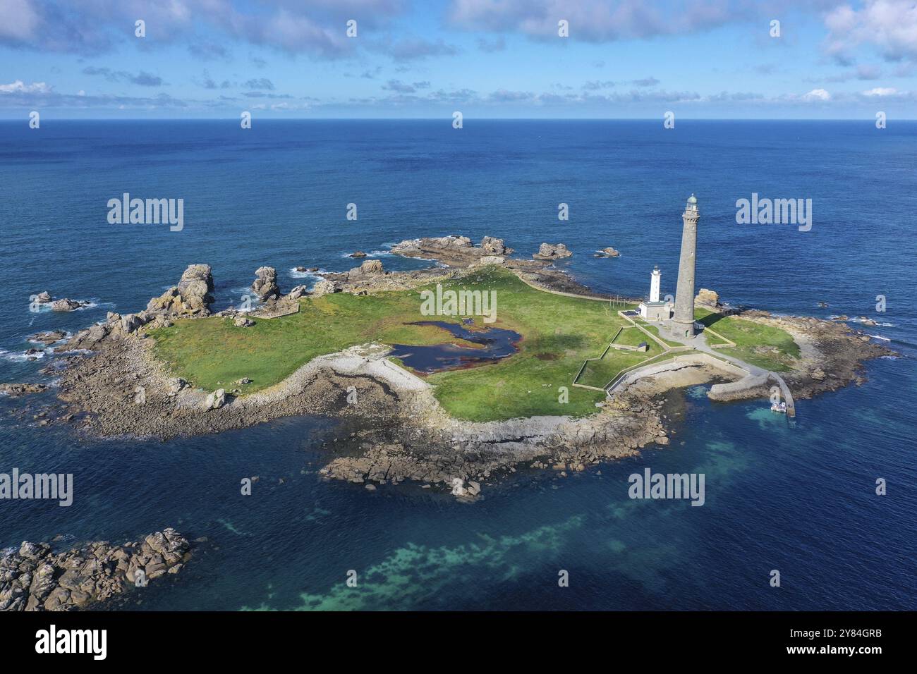 Insel Ile Vierge aus der Vogelperspektive mit Leuchttürmen Phare de l ...