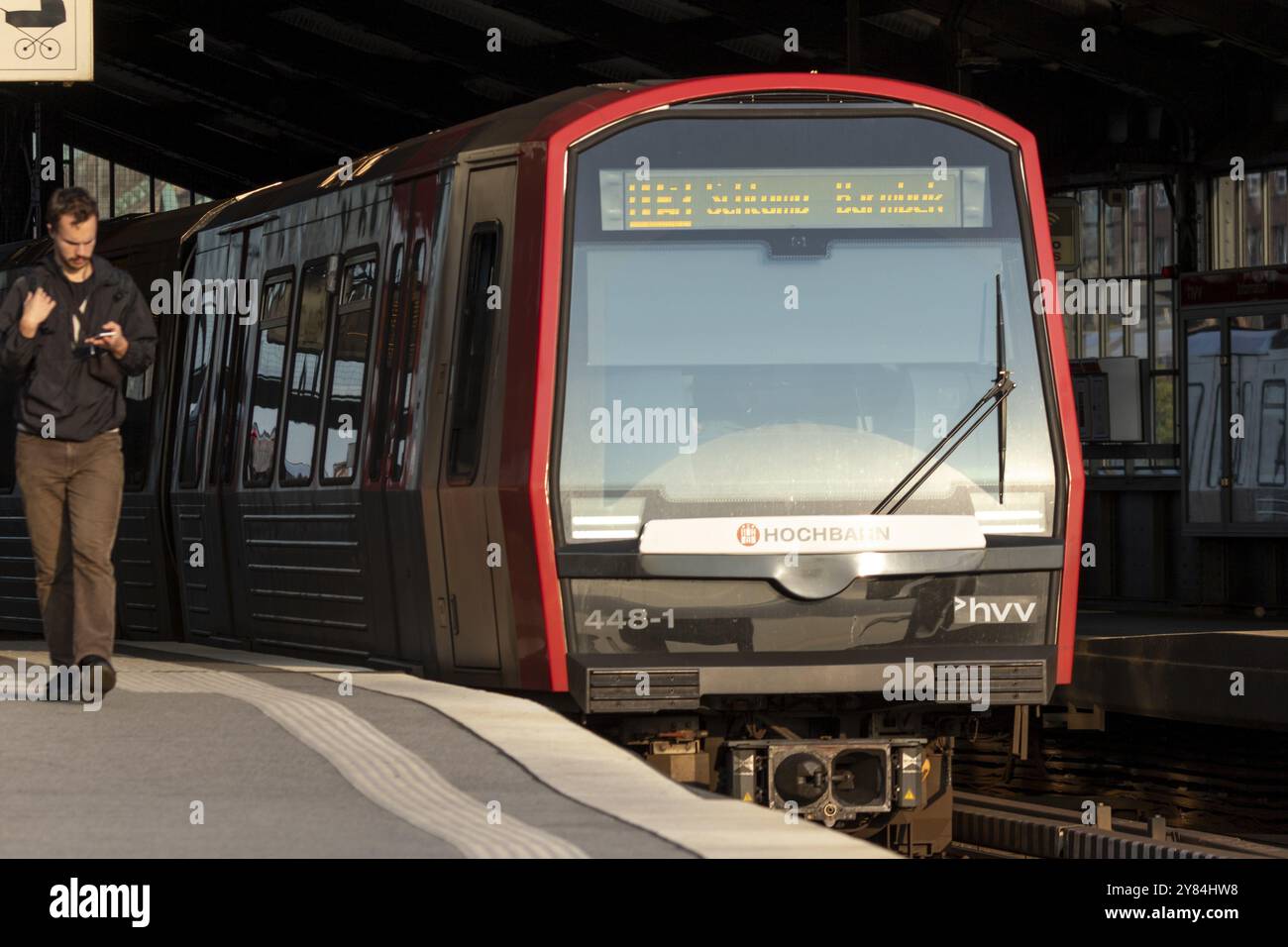 U-Bahn, Hamburger Verkehrsverbund HVV, Nahverkehr, Zug der U-Bahn-Linie U3 am Bahnsteig des ...