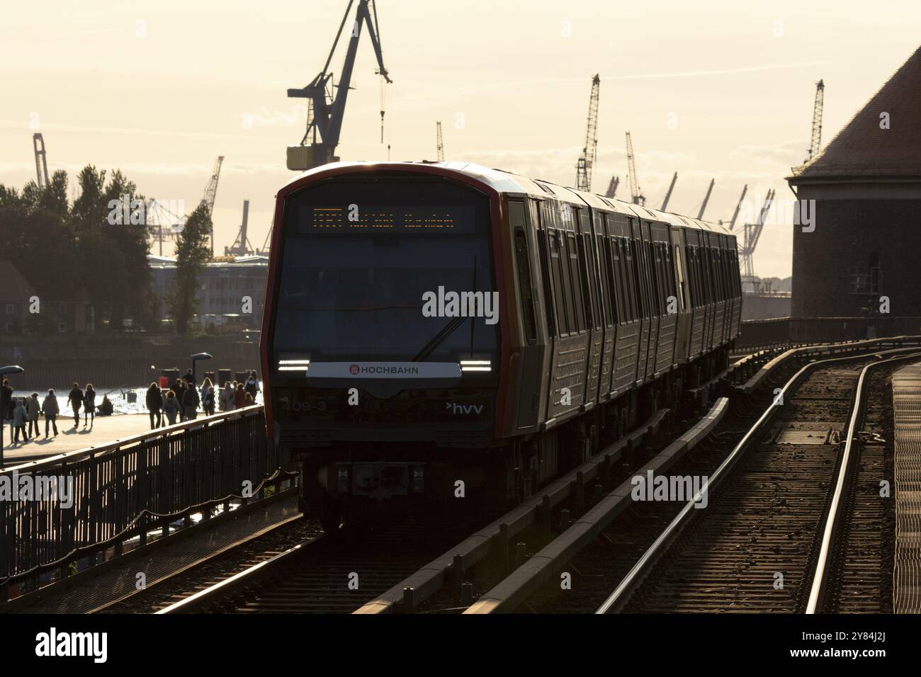 U-Bahn, Hamburger Verkehrsverbund HVV, Nahverkehr, Bahnstrecke im ...