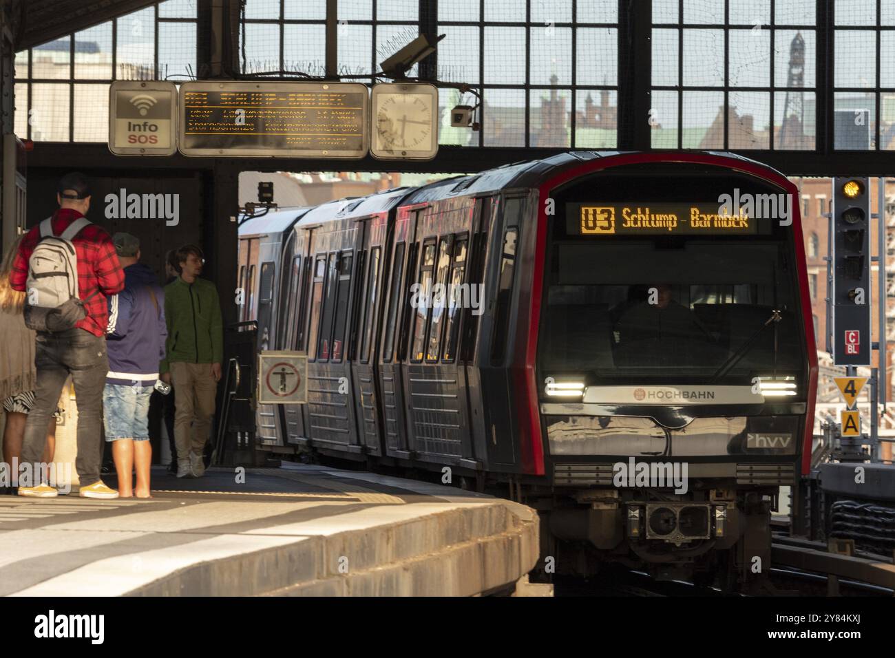 U-Bahn, Hamburger Verkehrsverbund HVV, Nahverkehr, Zug der U-Bahn-Linie ...