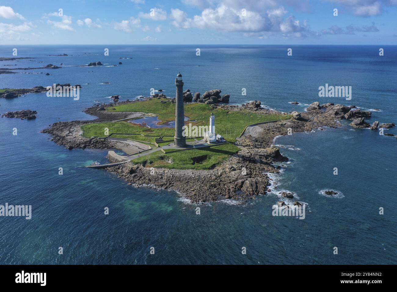 Insel Ile Vierge aus der Vogelperspektive mit Leuchttürmen Phare de l ...