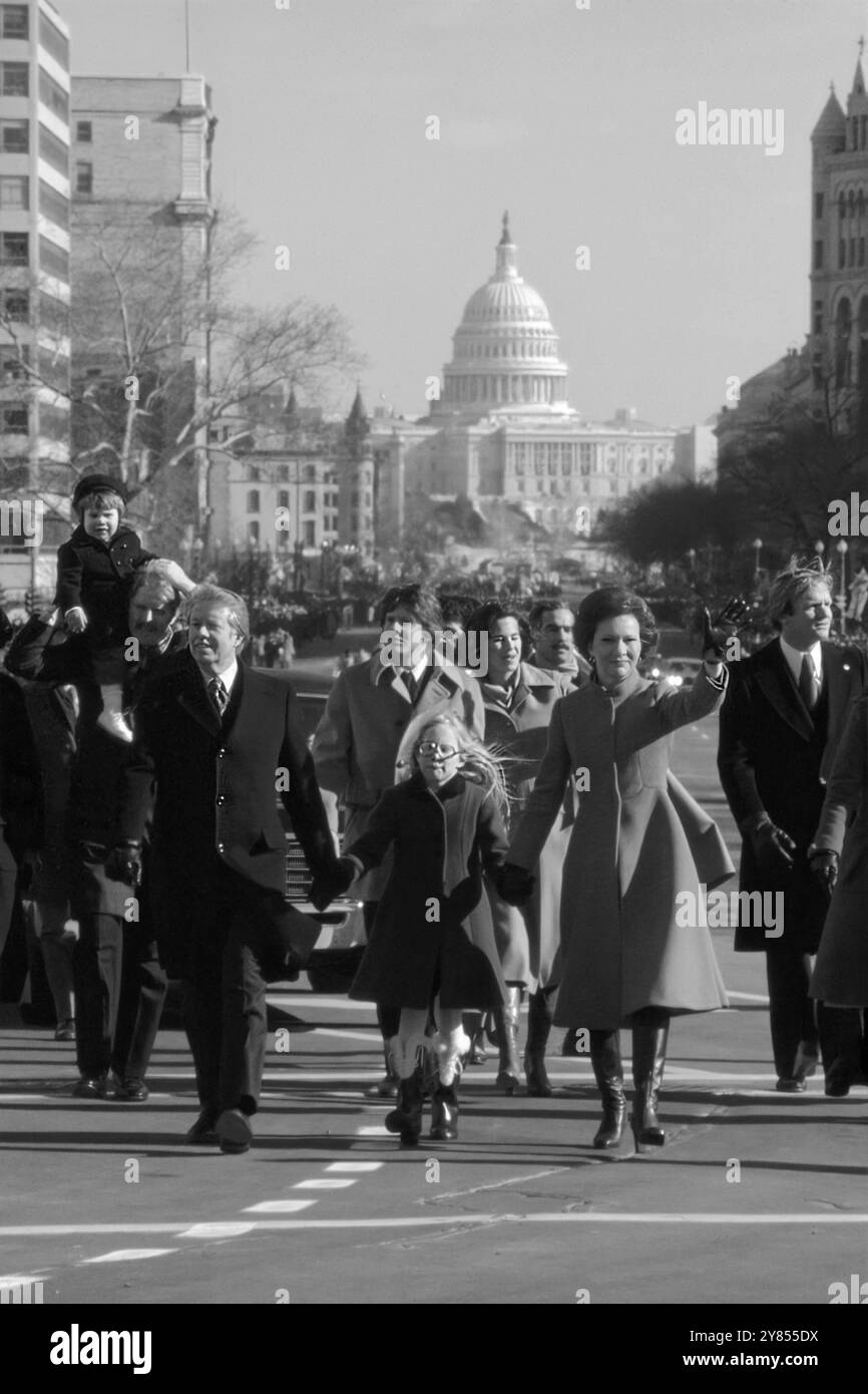 Jimmy und rosalynn carter halten händchen Schwarzweiß-Stockfotos und ...