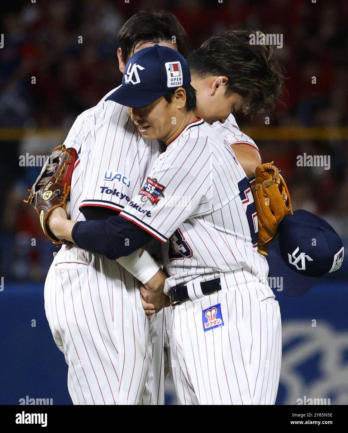 Der ehemalige Major League Baseball-Outfielder Norichika Aoki (R) von den Yakult Swallows umarmt ...