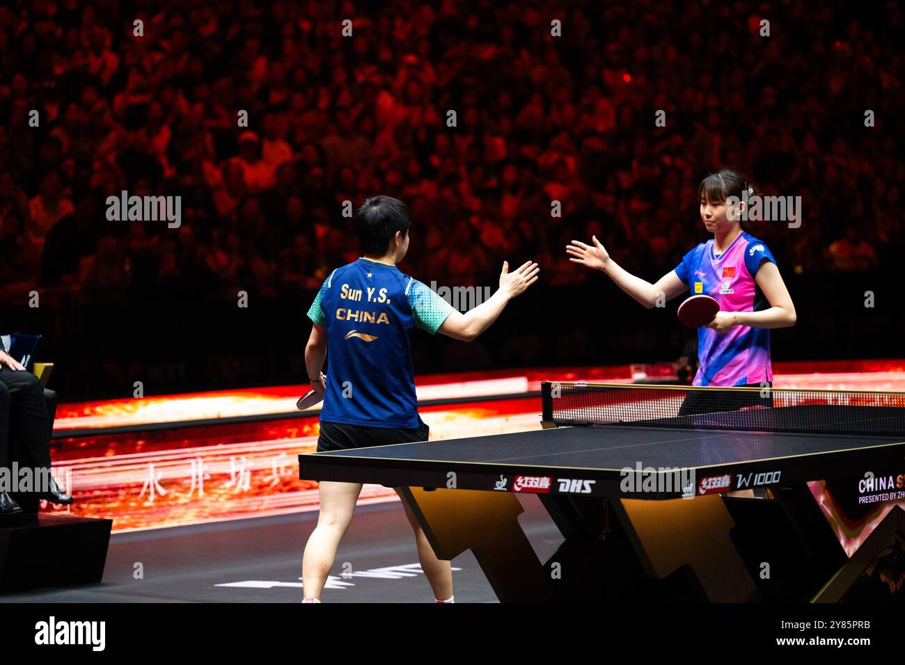 Peking, China. Oktober 2024. Sun Yingsha (L) begrüßt Liu Weishan nach ...