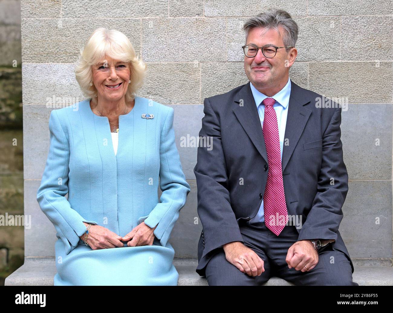 Königin Camilla mit dem Architekten Ptolemaios Hugo Dean während eines ...