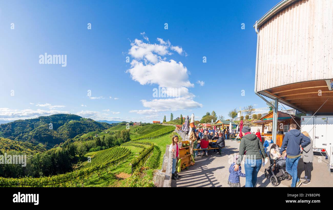 Kitzeck im Sausal: Weinfest, Tische mit Besuchern, Aussichtsturm auf ...