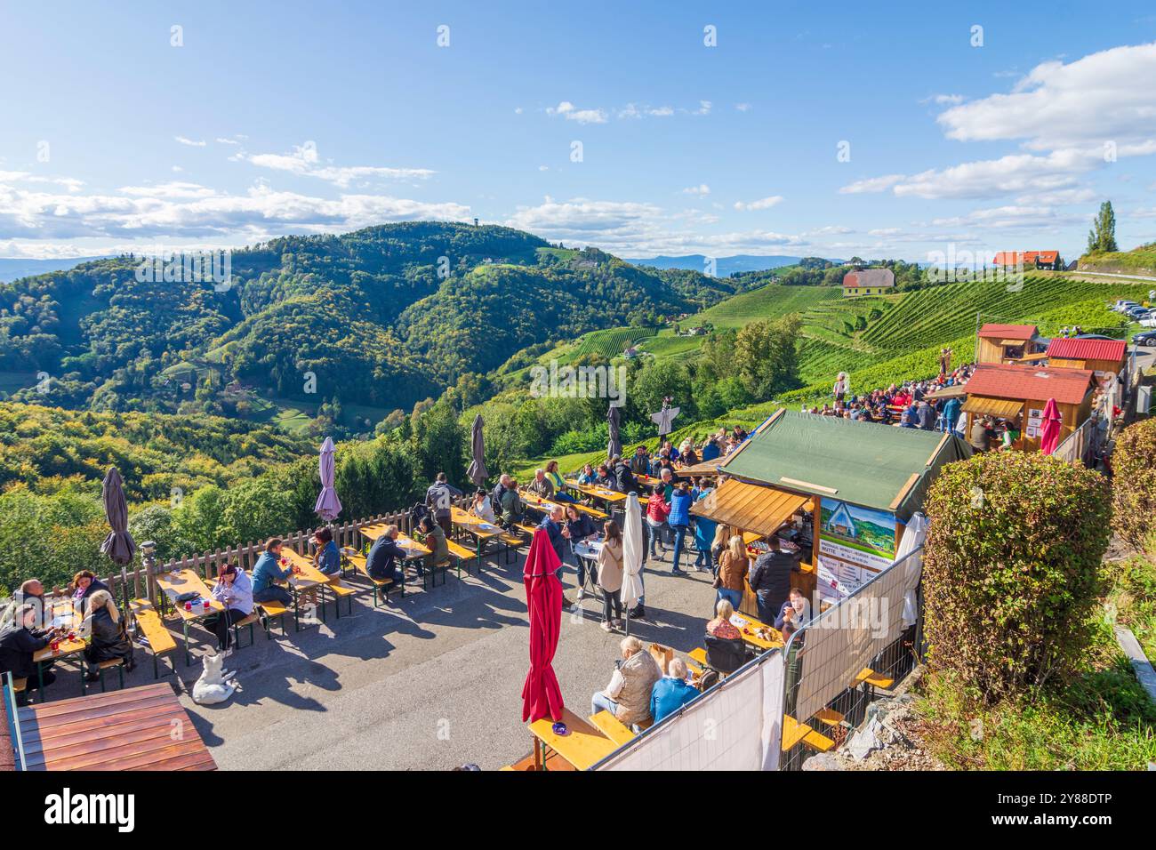 Kitzeck im Sausal: Weinfest, Tische mit Besuchern, Aussichtsturm auf dem Demmerkogel, Weinberge ...