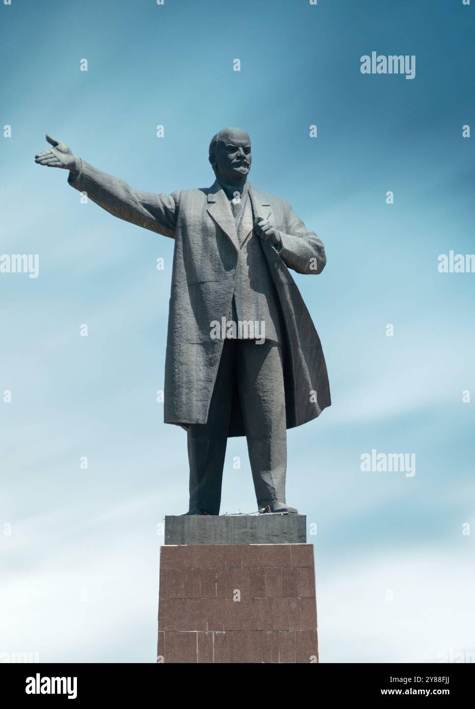 OSH, Kirgisistan - 19. Mai 2022: Die Statue von Wladimir Lenin steht ...
