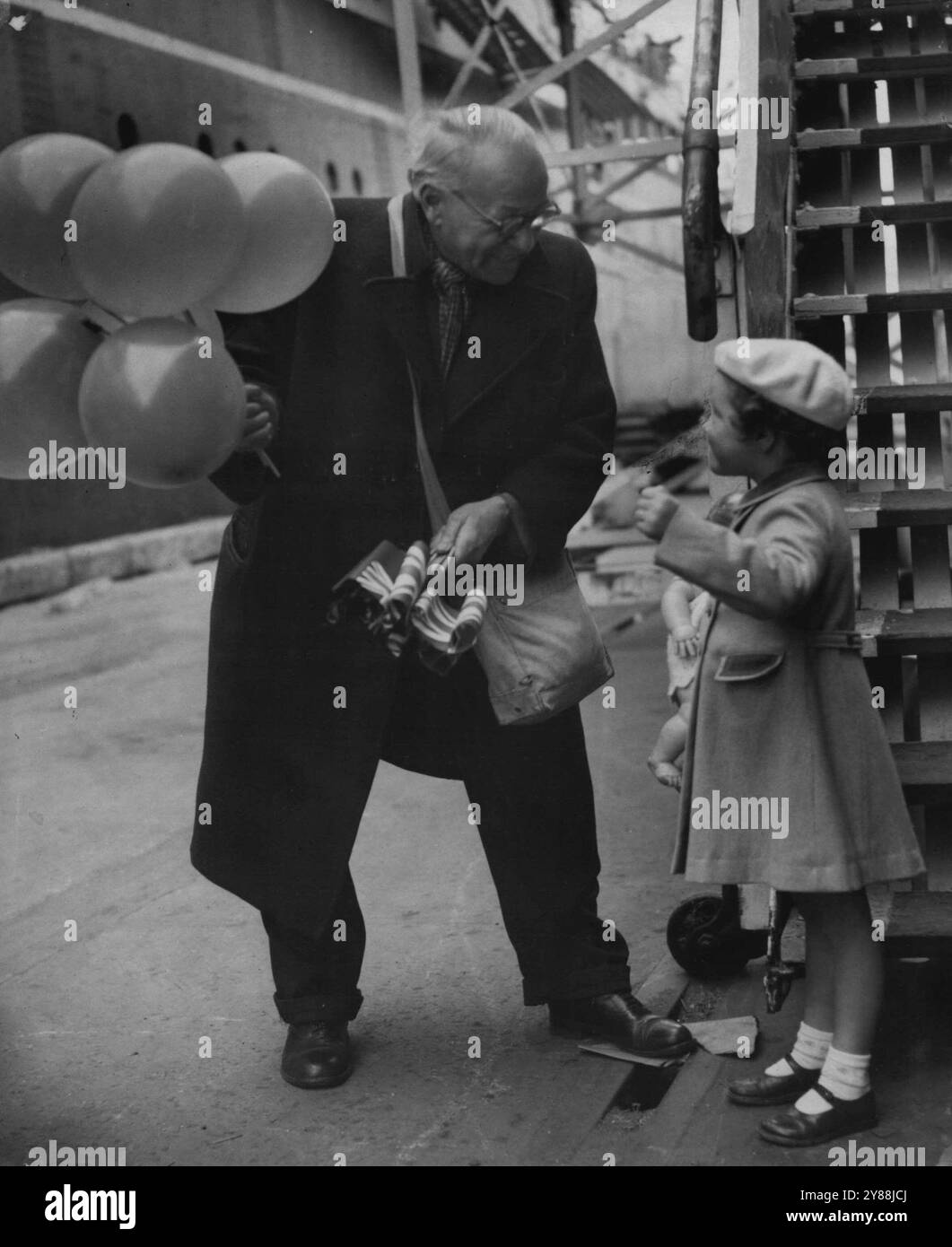 Ballon, Sir! Die vierjährige Irene Simpson aus Dundee, Schottland ...