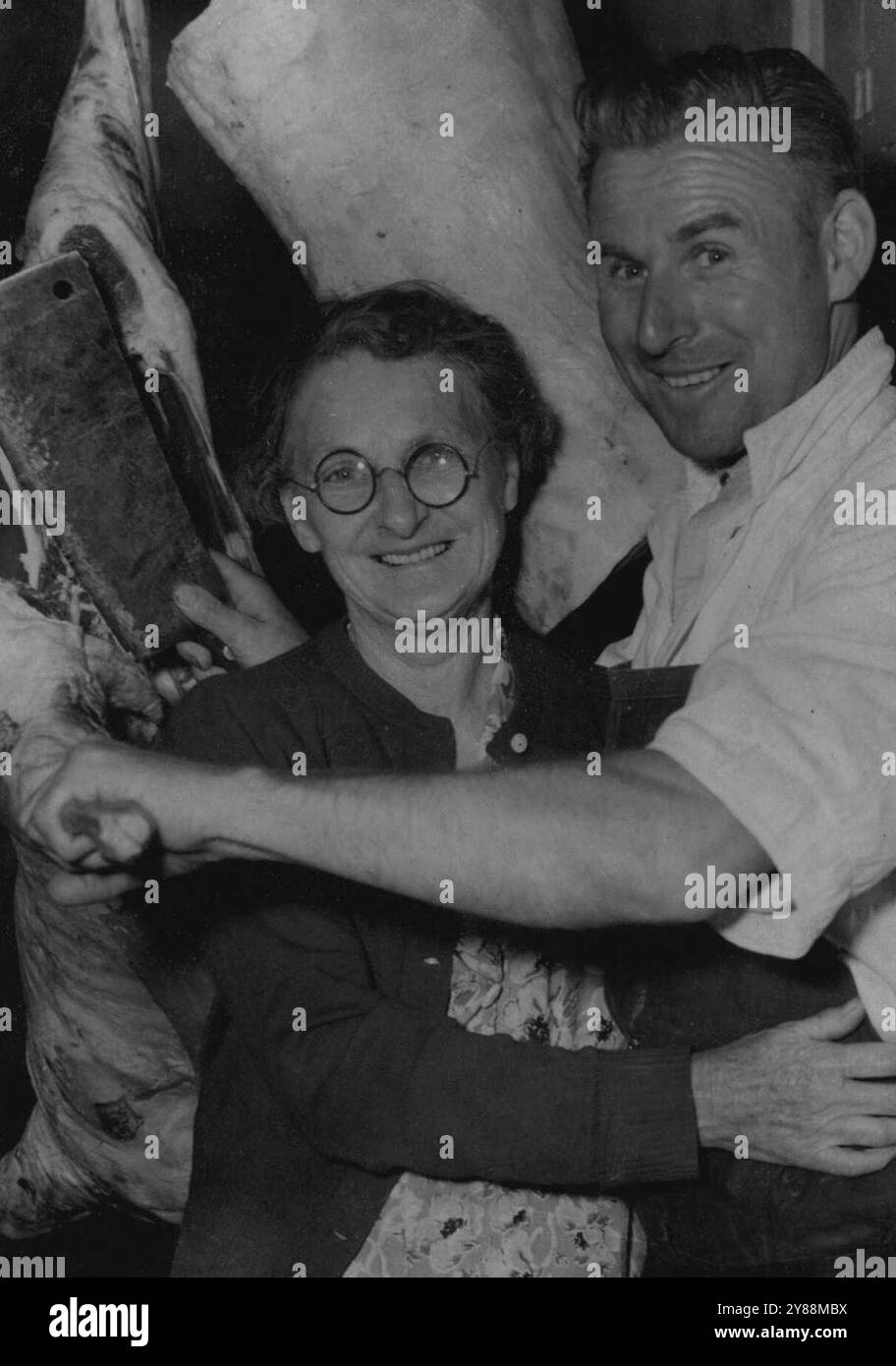 Die Gewinnerin der Art Union Miss E. Rundle und ihr Sohn Bruce, der das ...