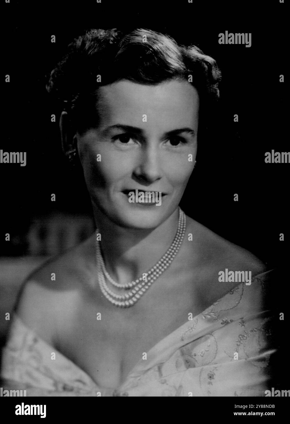 Lady Barnett – Isobel Marshall, sie ist die Ehefrau von Sir Geoffrey ...