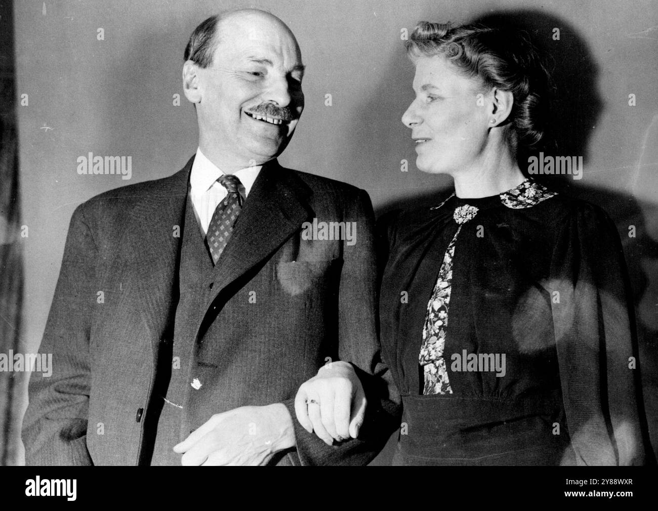 Premier und Frau feiern Silberhochzeit - Arm in Arm nach 25 Jahren - Mr ...