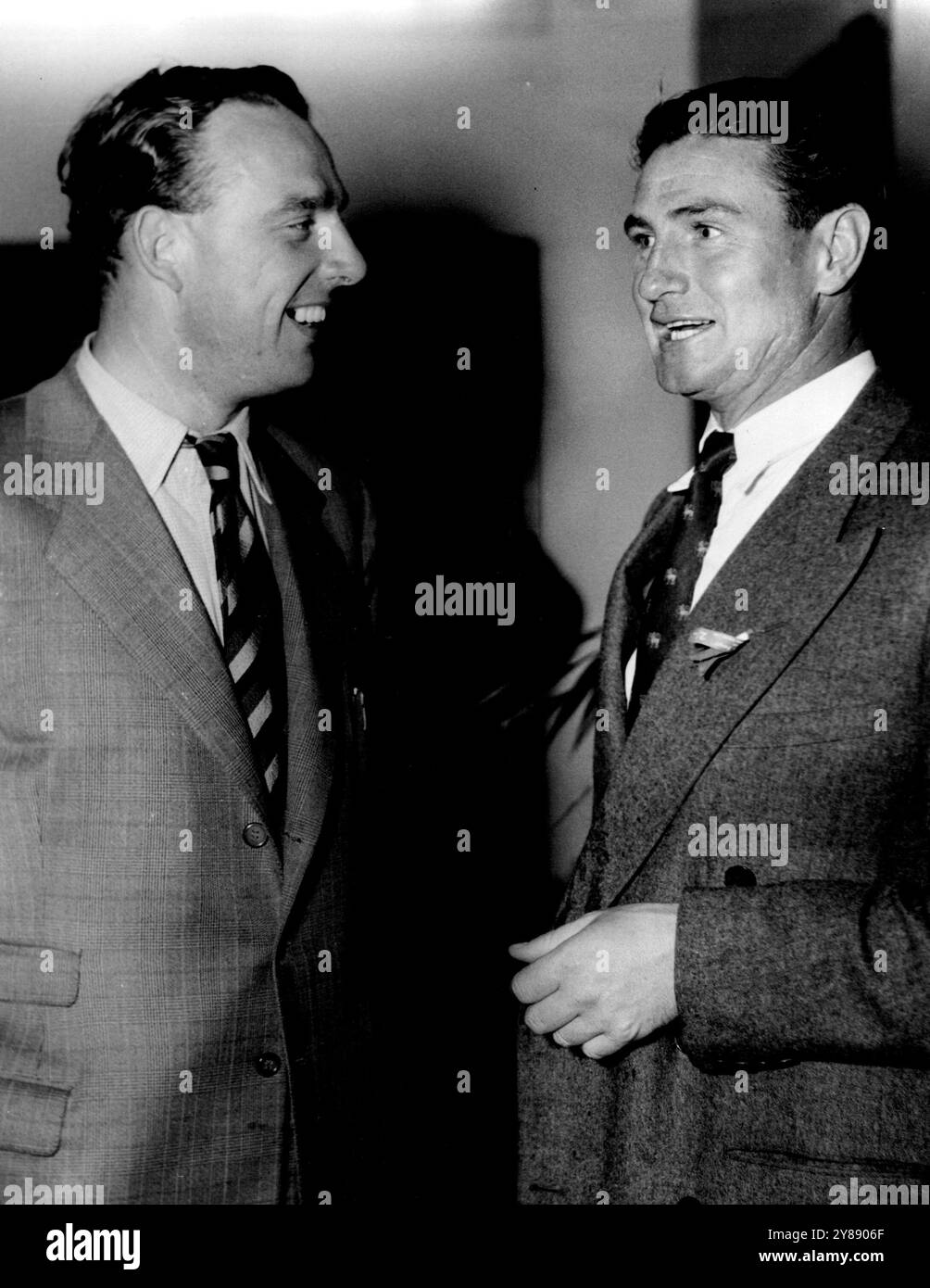 Der englische Bowler Bob Appleyard (links) mit NSW-Kapitän Keith Miller ...