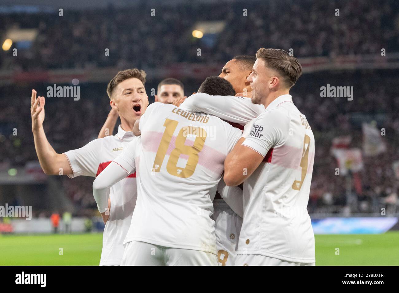 Tor zum 1:0 durch Enzo Millot (VfB Stuttgart, #08) Jubel mit Angelo Stiller (VfB Stuttgart, #06 ...
