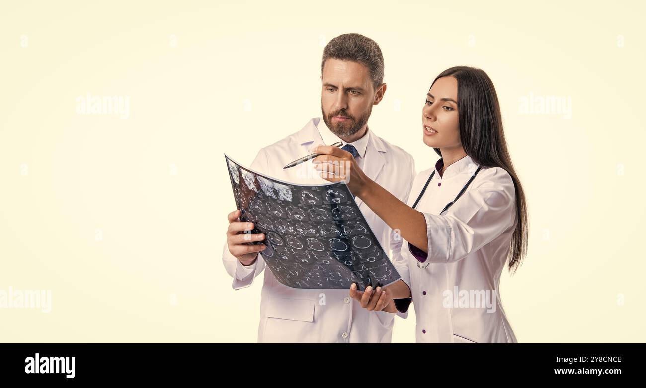 Zwei medizinische sprechen über MRT-Scans. Arzt-Neurologe-mrt im Studio ...