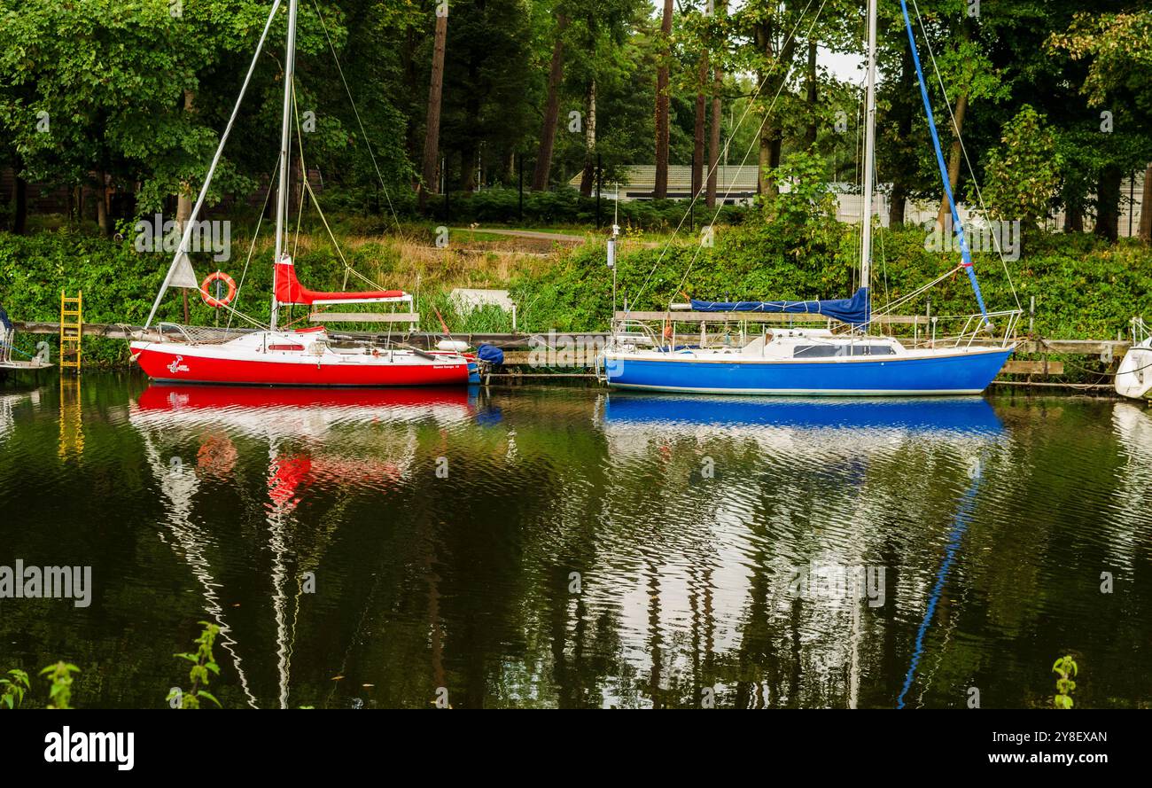 Wunderschone Am Ufer Anlegen Fotos