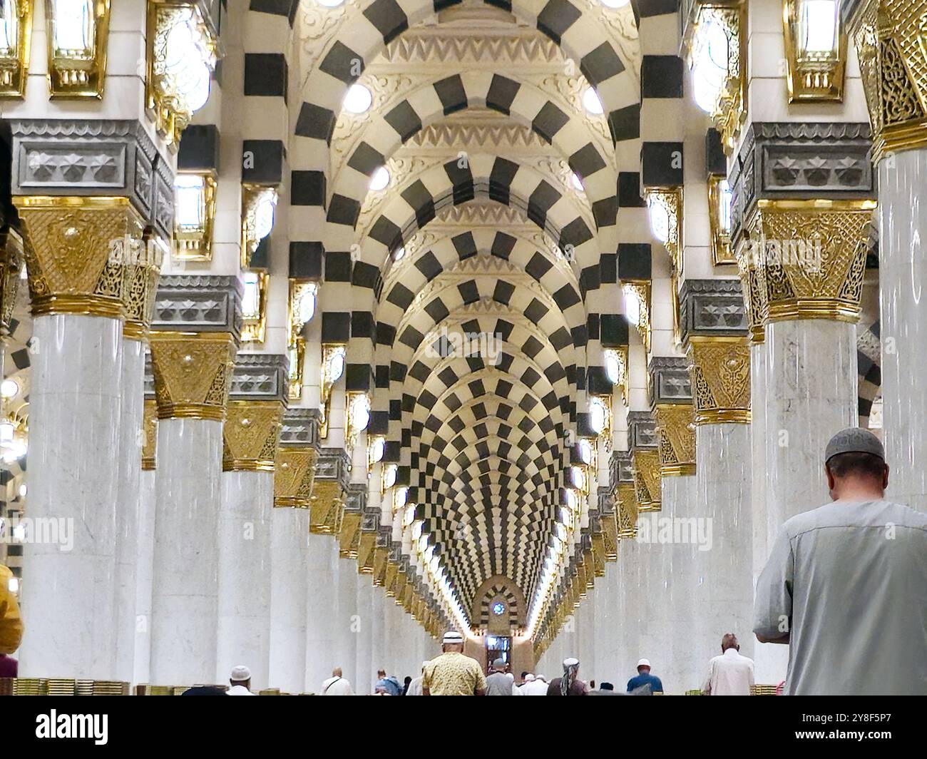 Medina, Saudi-Arabien, 28. Juni 2024: Das Innere der Propheten-Moschee ...