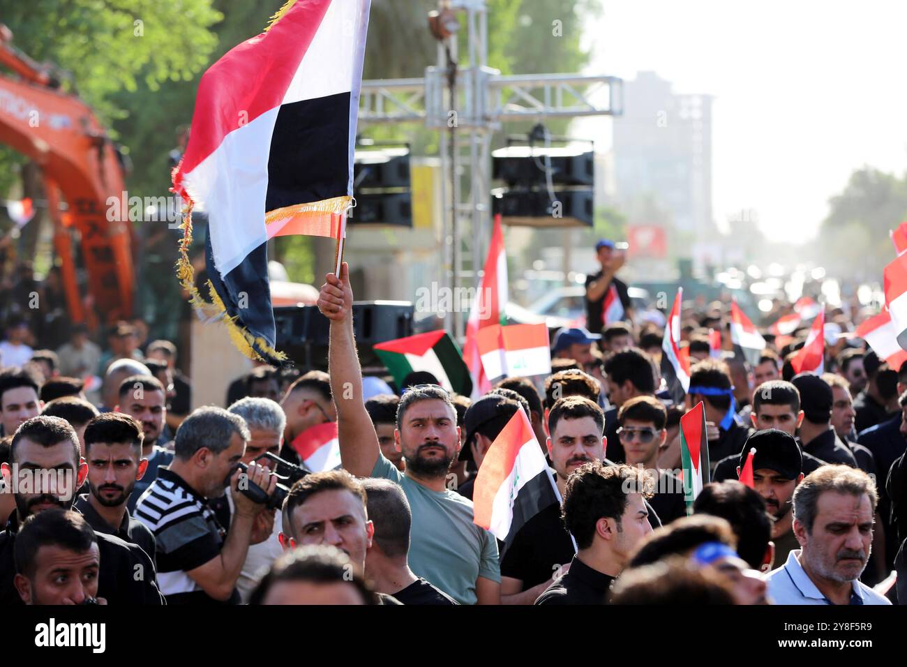 Bagdad, Irak. Oktober 2024. Die Menschen versammeln sich, um den Tod ...