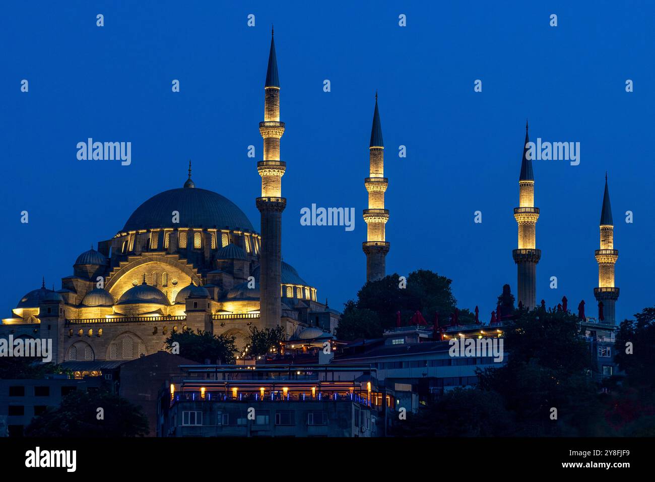 Turkiye. Istanbul. Die beleuchtete Kuppel und Minarette der Suleymaniye ...