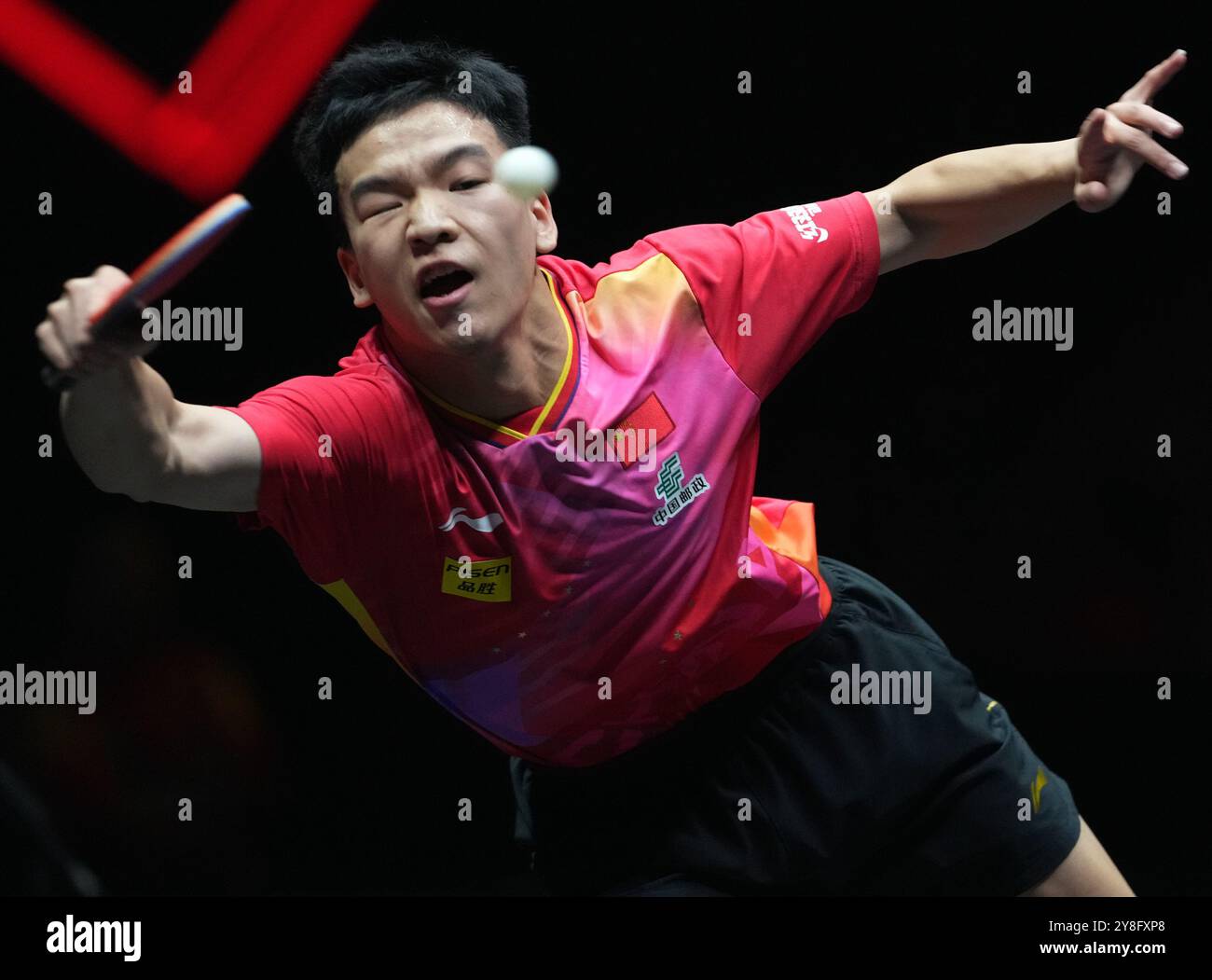 Peking, China. Oktober 2024. Xiang Peng trifft im Halbfinale der Männer zwischen Lin Shidong aus ...