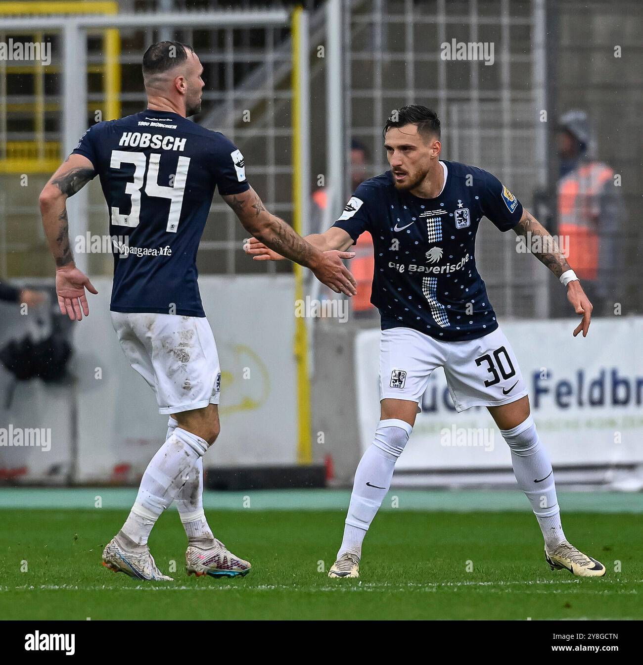 München, Deutschland. Oktober 2024. Maximilian Wolfram (TSV 1860 München, #30) bejubelt mit ...