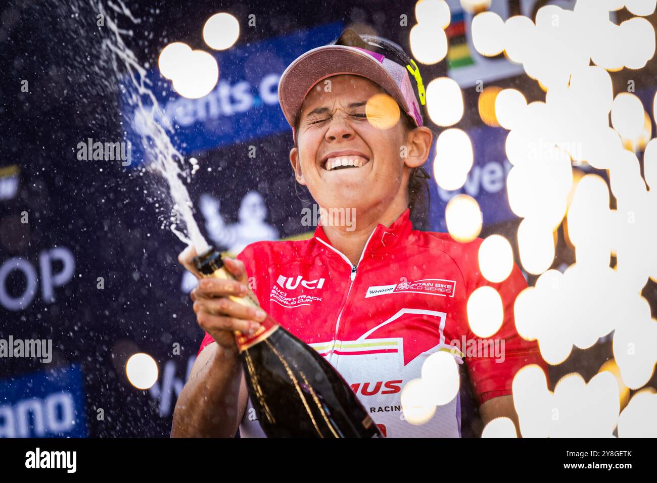 Alessandra Keller aus der Schweiz feiert den Sieg nach dem UCI Mountain ...