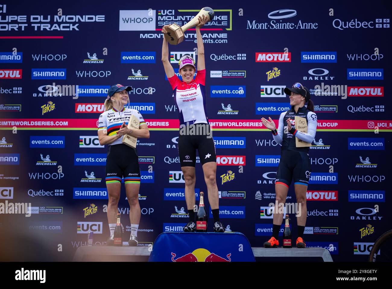 Alessandra Keller aus der Schweiz feiert den Sieg nach dem UCI Mountain ...