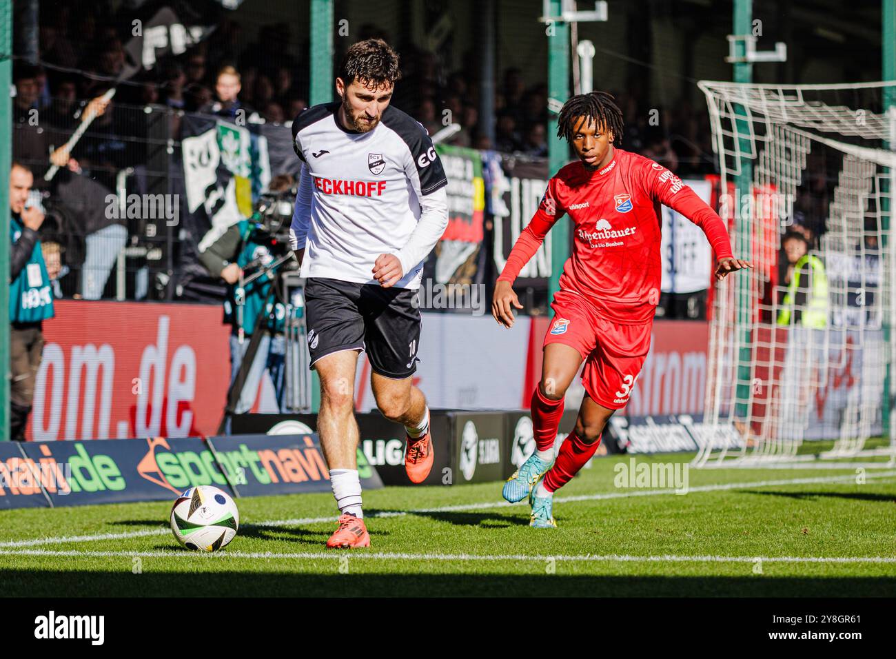 V.l. Berkan Taz (SC Verl, #10), Boipelo Mashigo (SpVgg Unterhaching ...